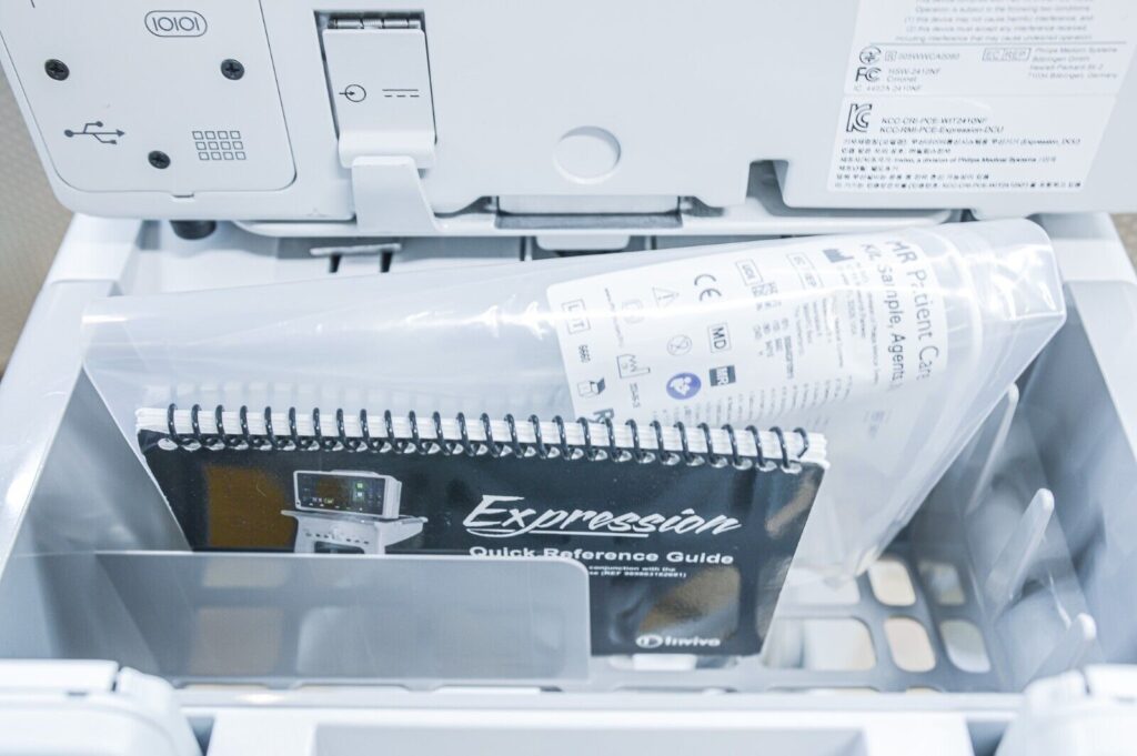 Invivo Expression MRI 865214 Monitor w/ Cart ECG & SPO2 Modules ...