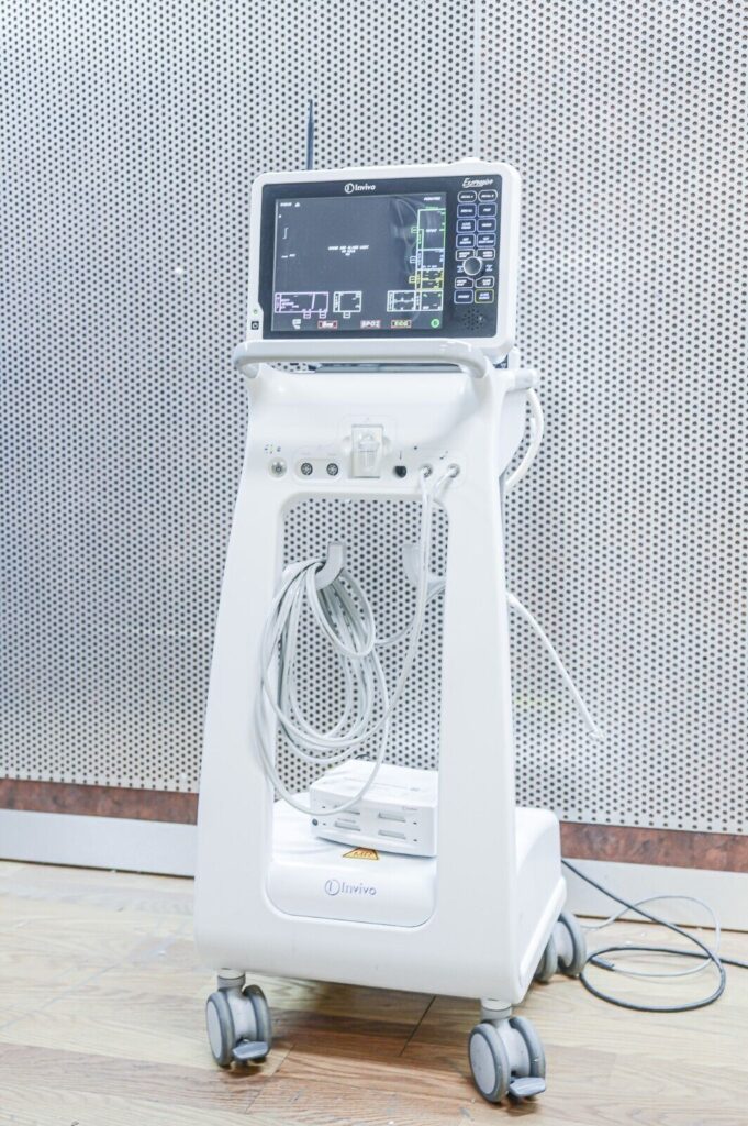 Invivo Expression MRI 865214 Monitor w/ Cart ECG & SPO2 Modules ...