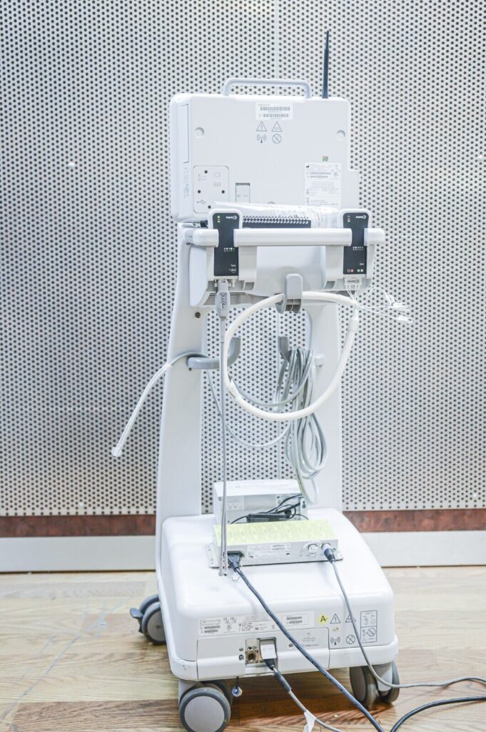 Invivo Expression MRI 865214 Monitor w/ Cart ECG & SPO2 Modules ...